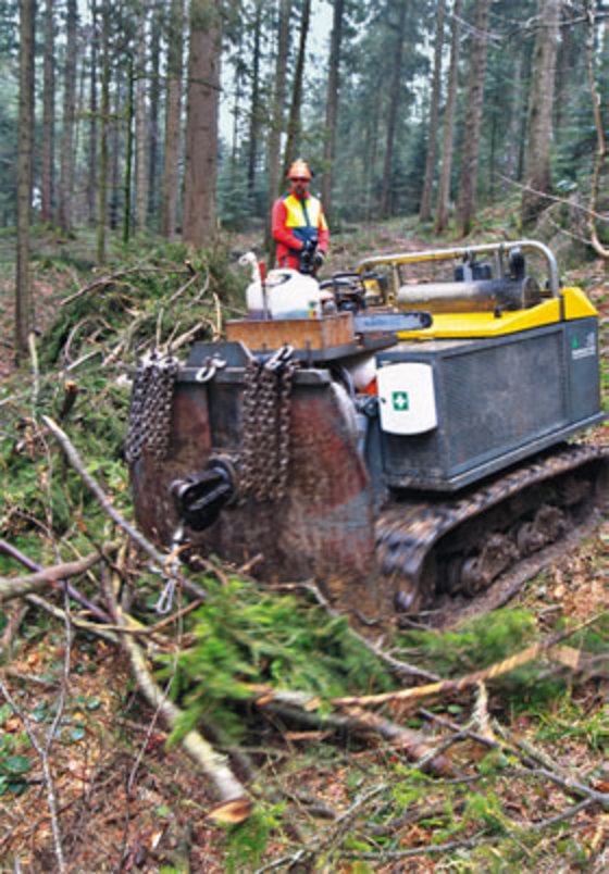 Arbeiten mit funkgesteuerten Raupenschleppern