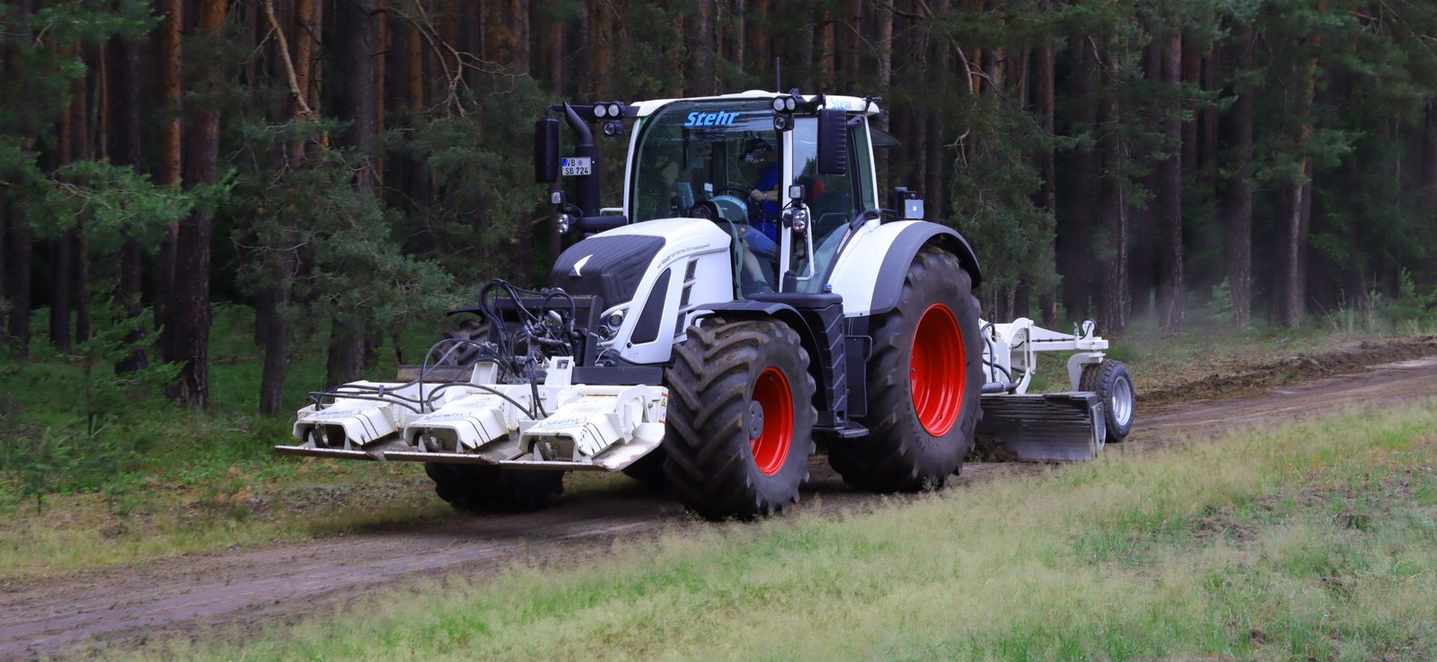 Wegeinstandsetzung mit Schlepperanbaugeräten - waldwissen.net
